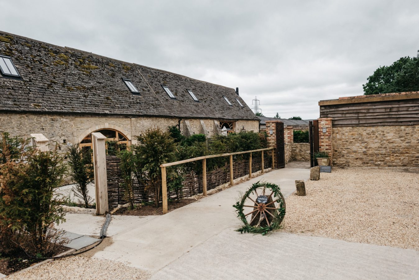 Oxleaze Barn wedding photographer | Lechlade - Tanli Joy Weddings