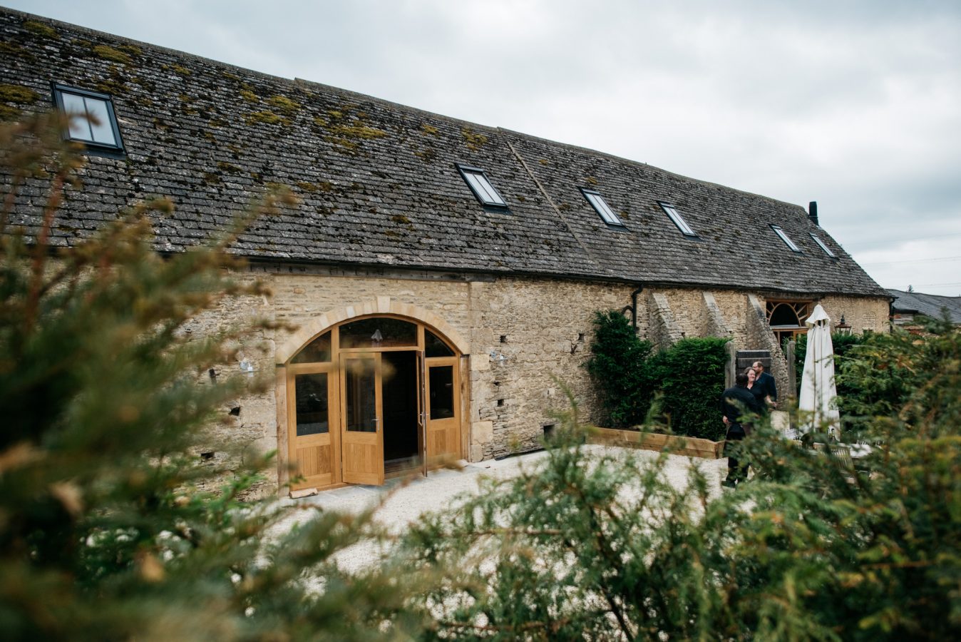 Oxleaze Barn wedding photographer | Lechlade - Tanli Joy Weddings