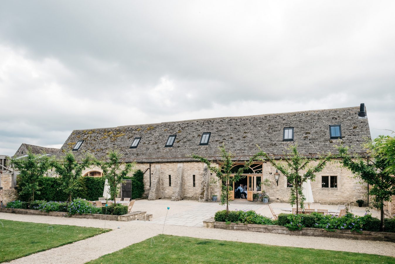 Oxleaze Barn wedding photographer | Lechlade - Tanli Joy Weddings